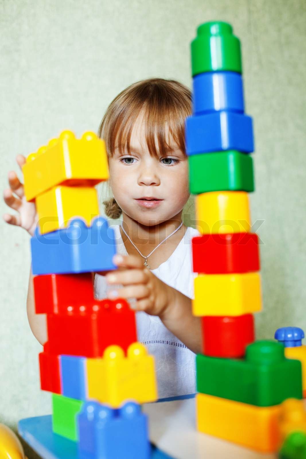 Cute barn, der leger med konstruktøren mursten derhjemme | Stock foto ...