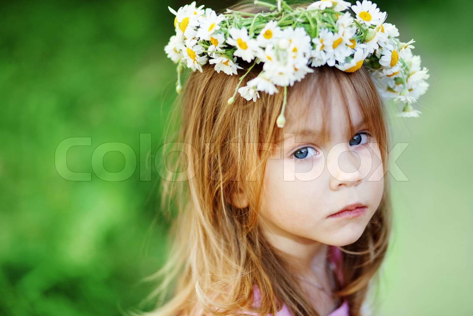 Dejlig lille baby pige med Daisy krans på hovedet | Stock foto | Colourbox