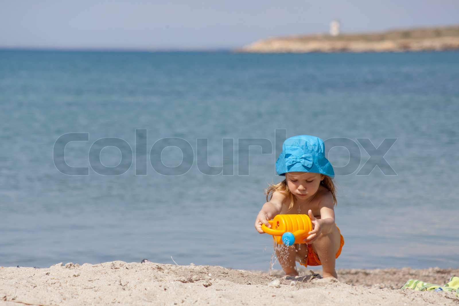 Barn, der leger med legetøj på stranden om sommeren | Stock foto ...
