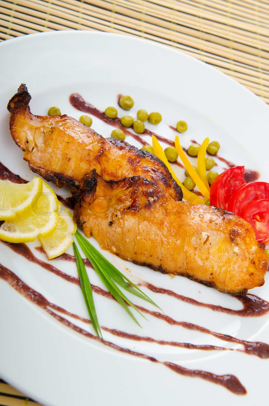 Gebratener Fisch in der Platte | Stock Bild | Colourbox