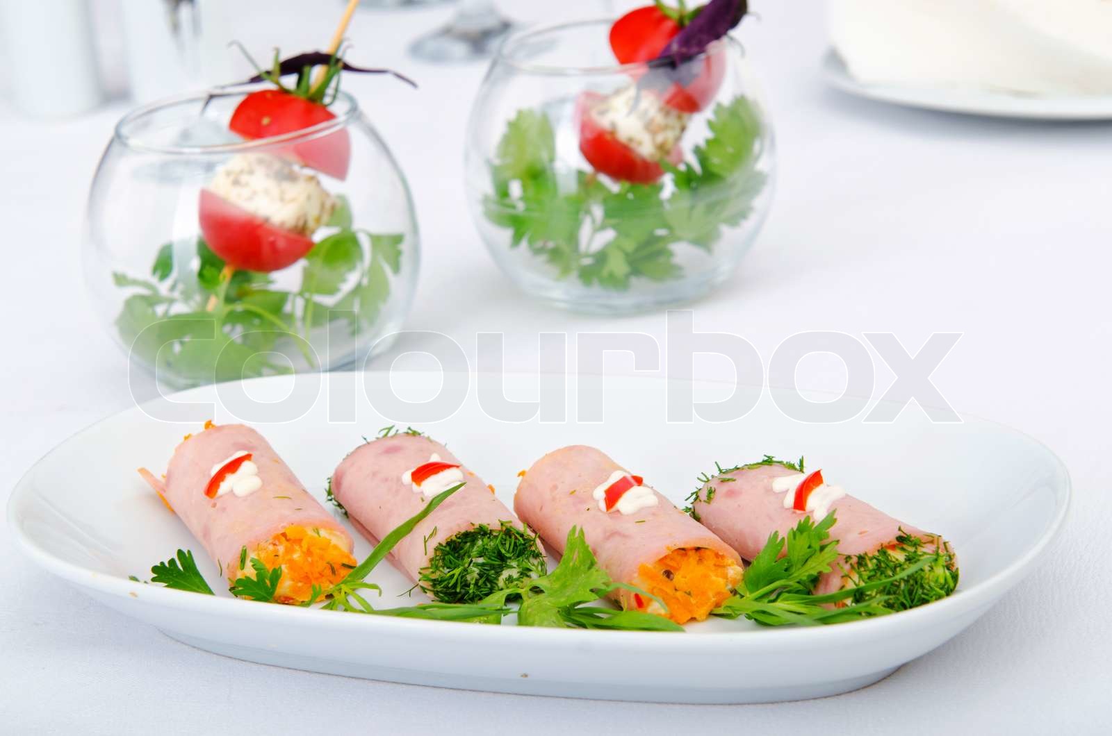 Canapéer serveret på tallerken | Stock foto | Colourbox
