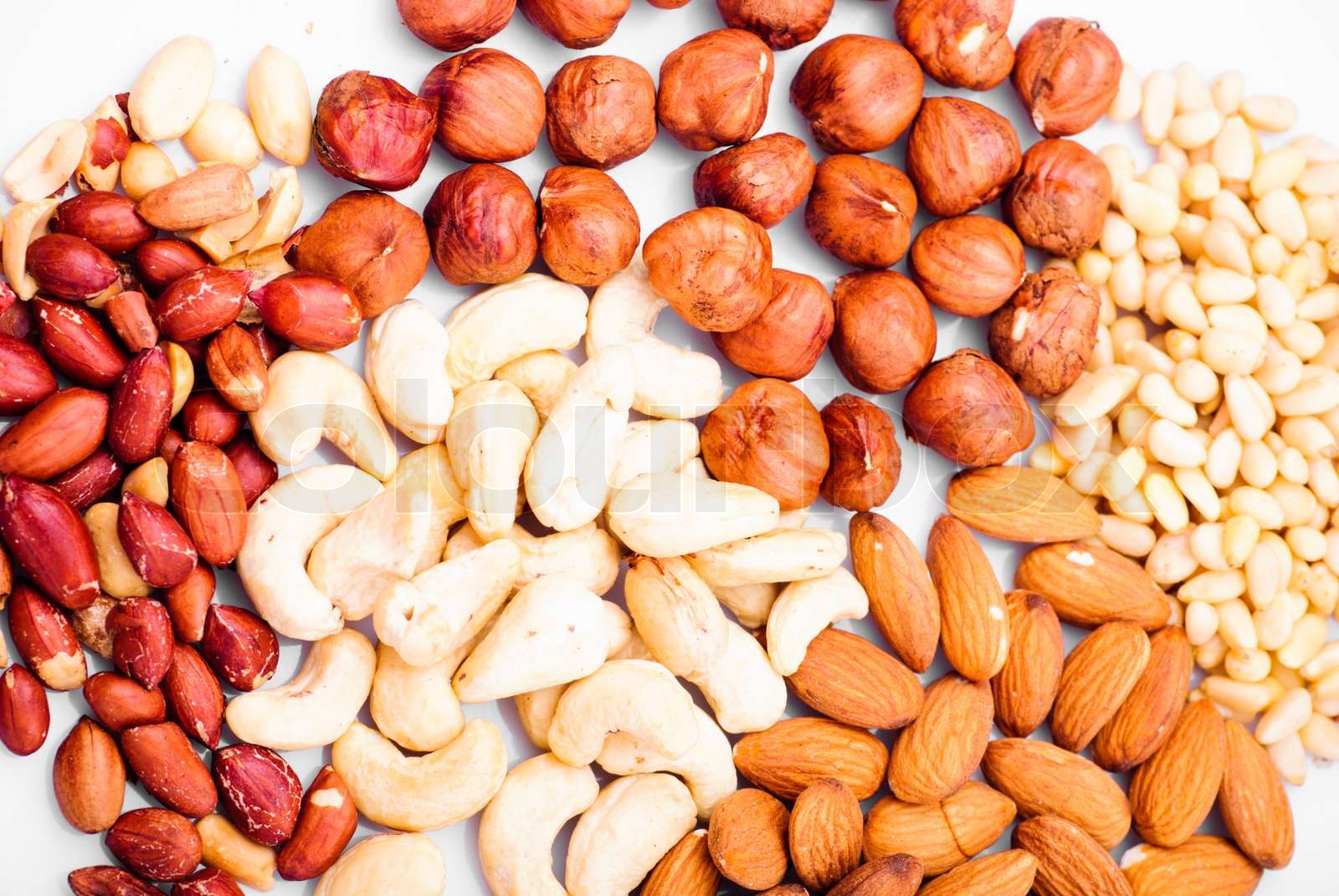 Heap von verschiedenen Nüssen auf weißem | Stock Bild | Colourbox