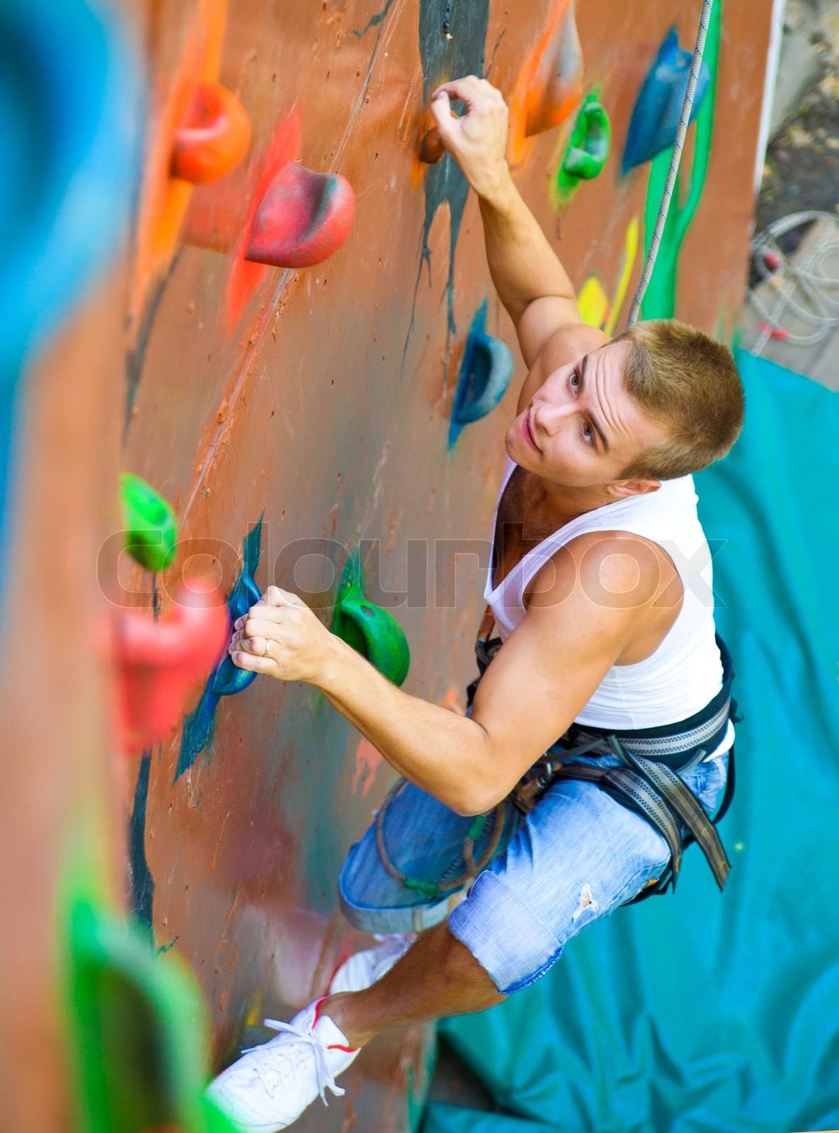 Männer klettern auf einer Wand in einem Outdoor- Kletterzentrum | Stock ...