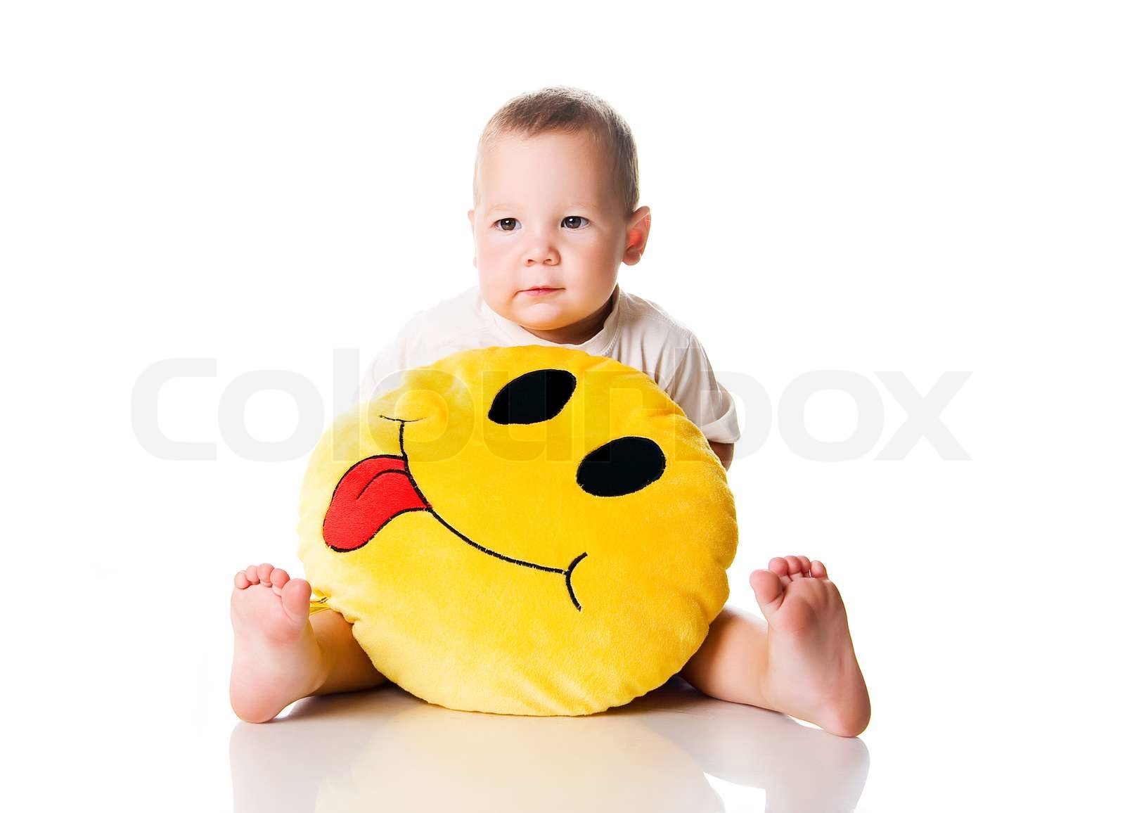 Nette kleine Junge mit dem Smiley auf weißem Hintergrund | Stock Bild ...
