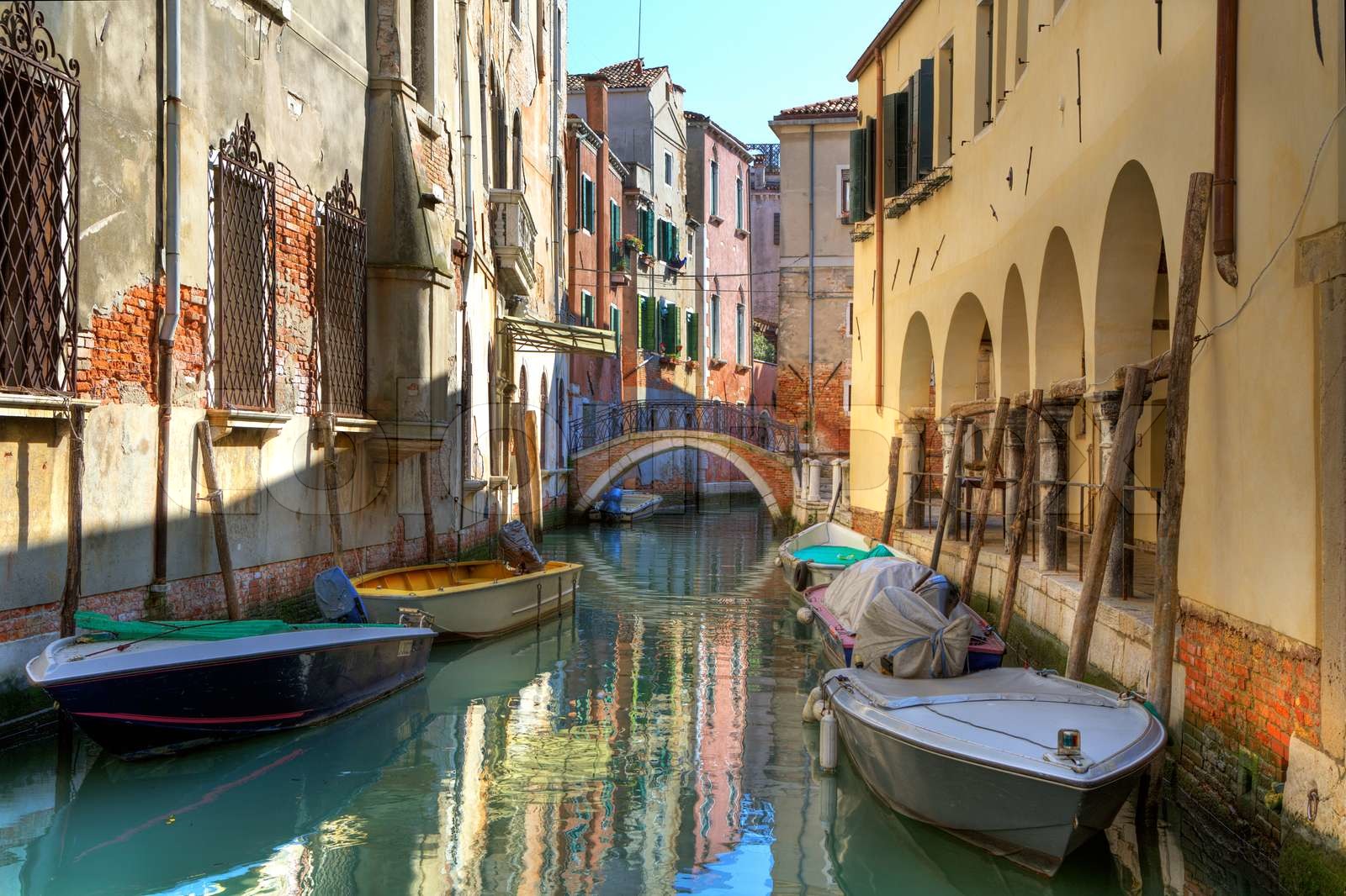 Både den lille kanal blandt gamle gamle huse i Venedig, Italien | Stock ...