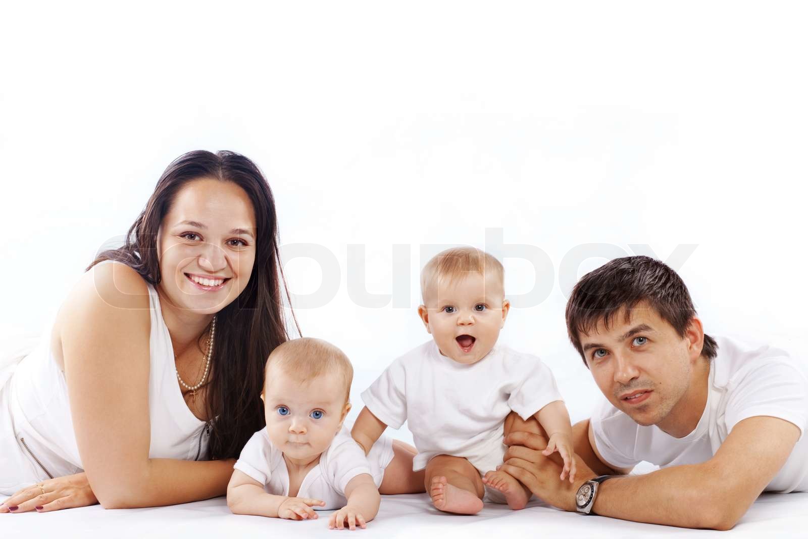 Studio Portrait eines glücklichen jungen Familie mit kleinen Kindern ...