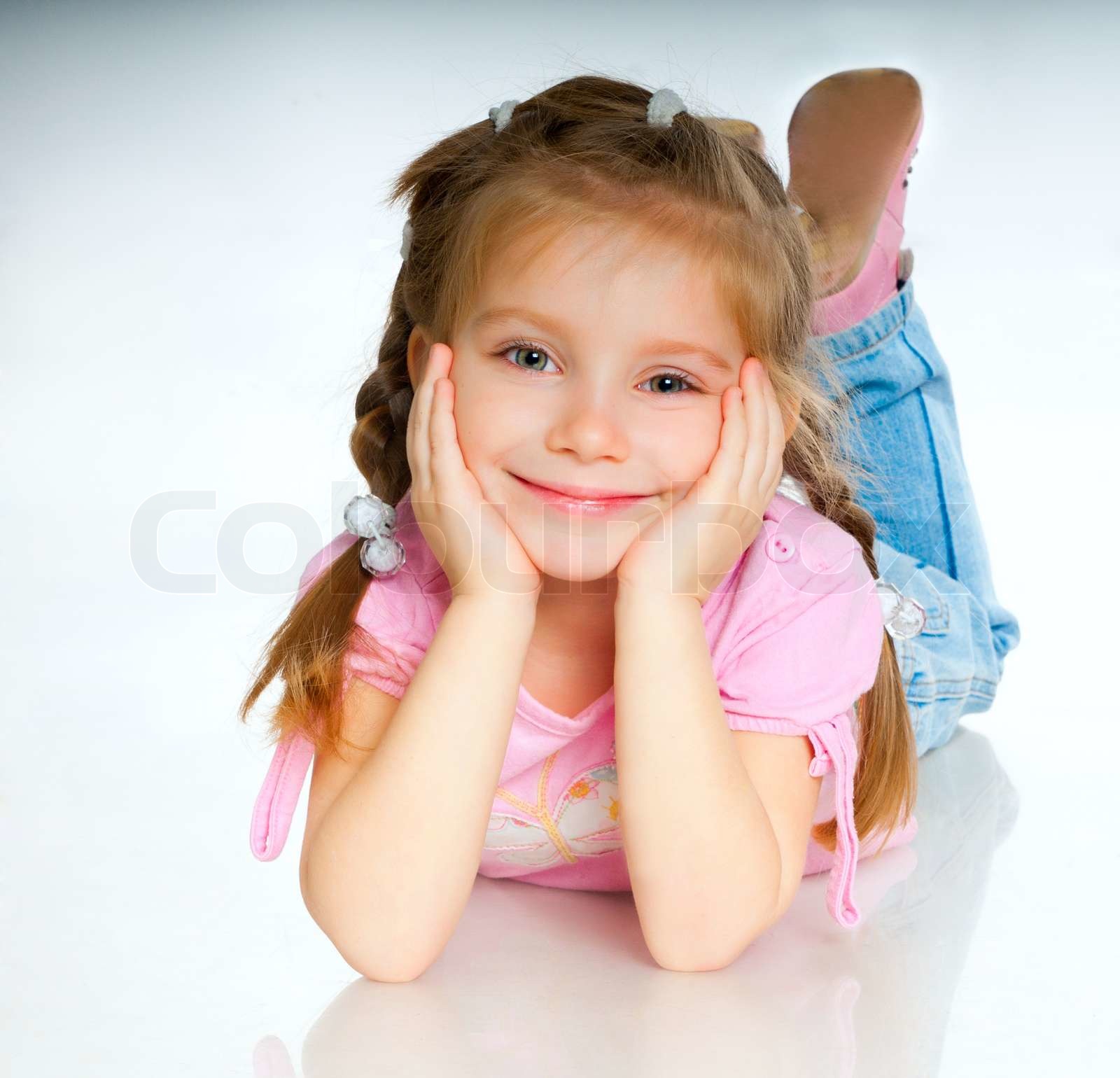 schöne kleine Mädchen auf einem weißen Hintergrund | Stock Bild | Colourbox