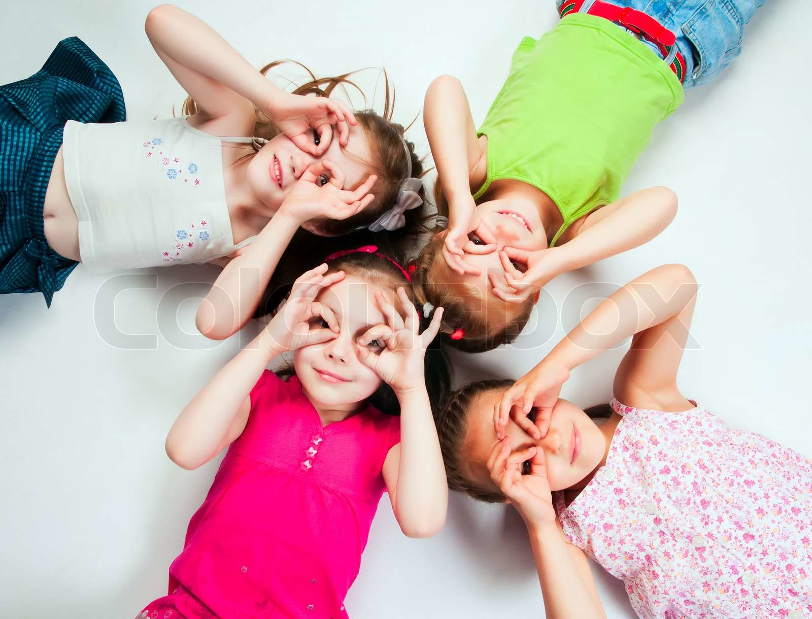 lachenden kleinen Kinder auf einem weißen Hintergrund | Stock Bild ...