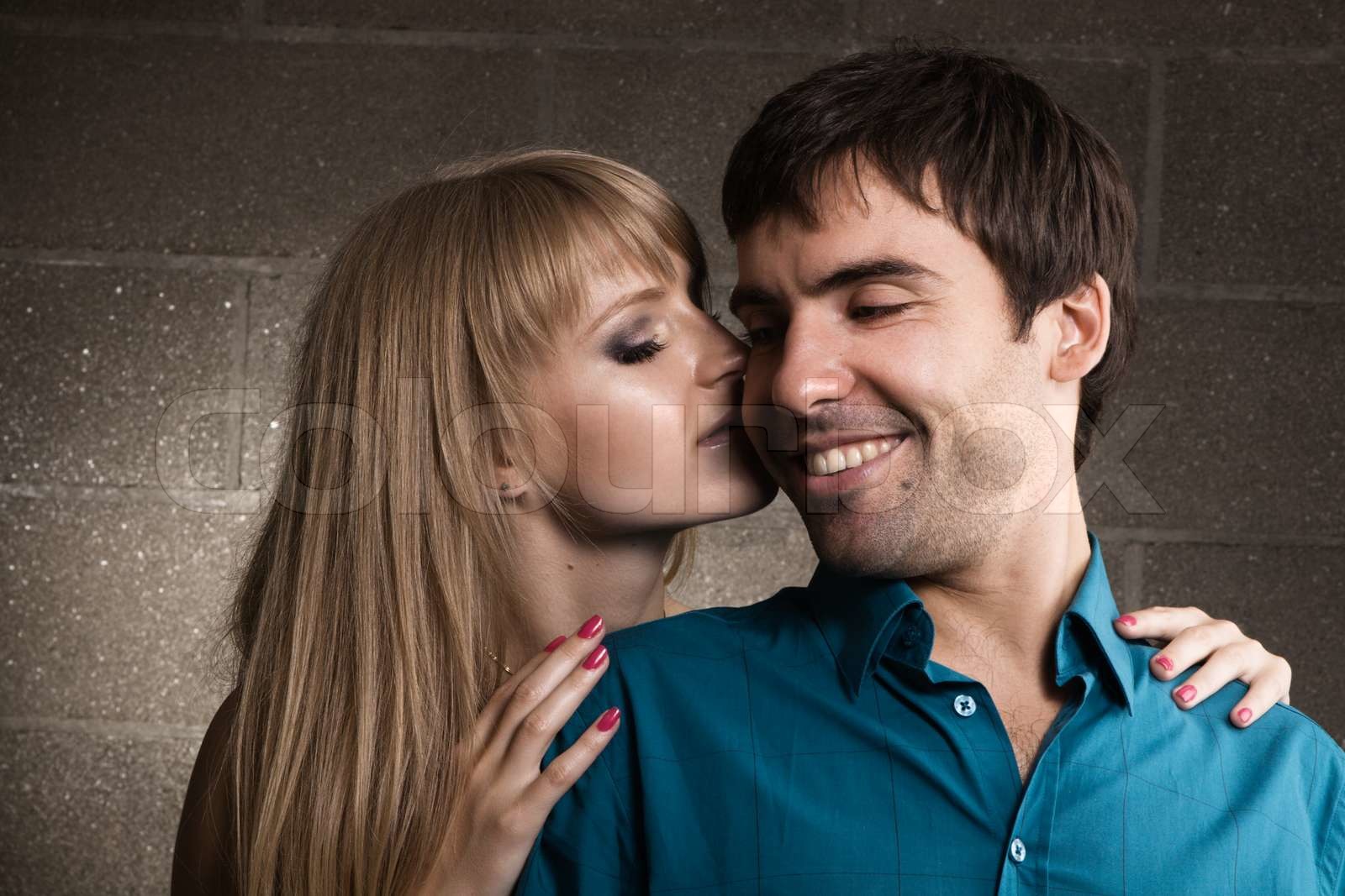 Unge romantiske par kysse i hus interiør | Stock foto | Colourbox