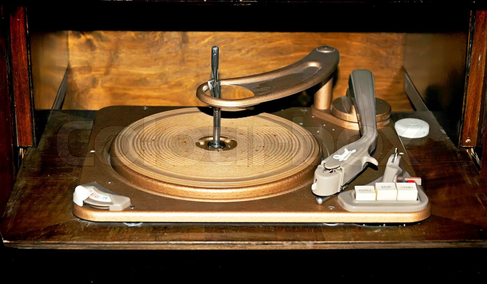 Antik grammofon i en trækasse | Stock foto | Colourbox