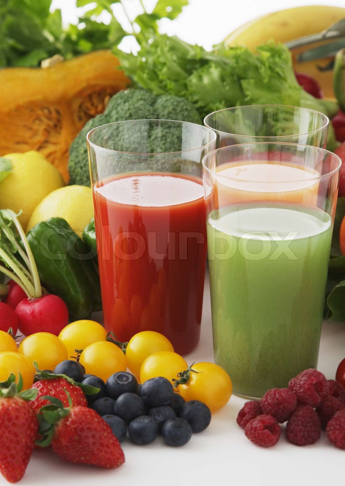 Gläser frischen Saft aus verschiedenen Früchten | Stock Bild | Colourbox