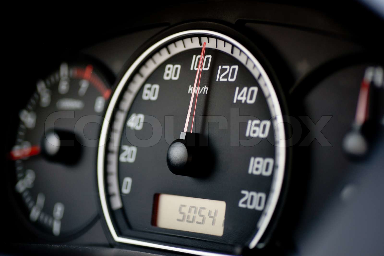 Speedometer viser 100 km i timen | Stock foto | Colourbox