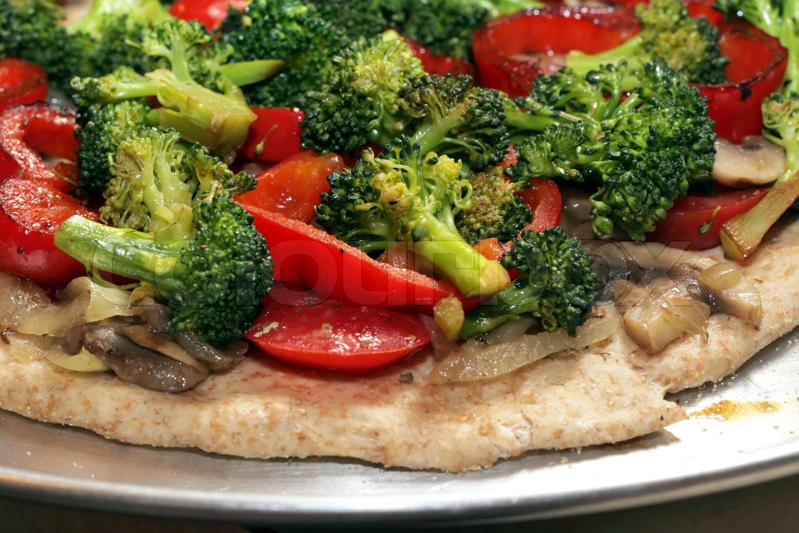 Gesunde Gemüse-Pizza auf Vollkornbrot Kruste bereit für den Ofen ...