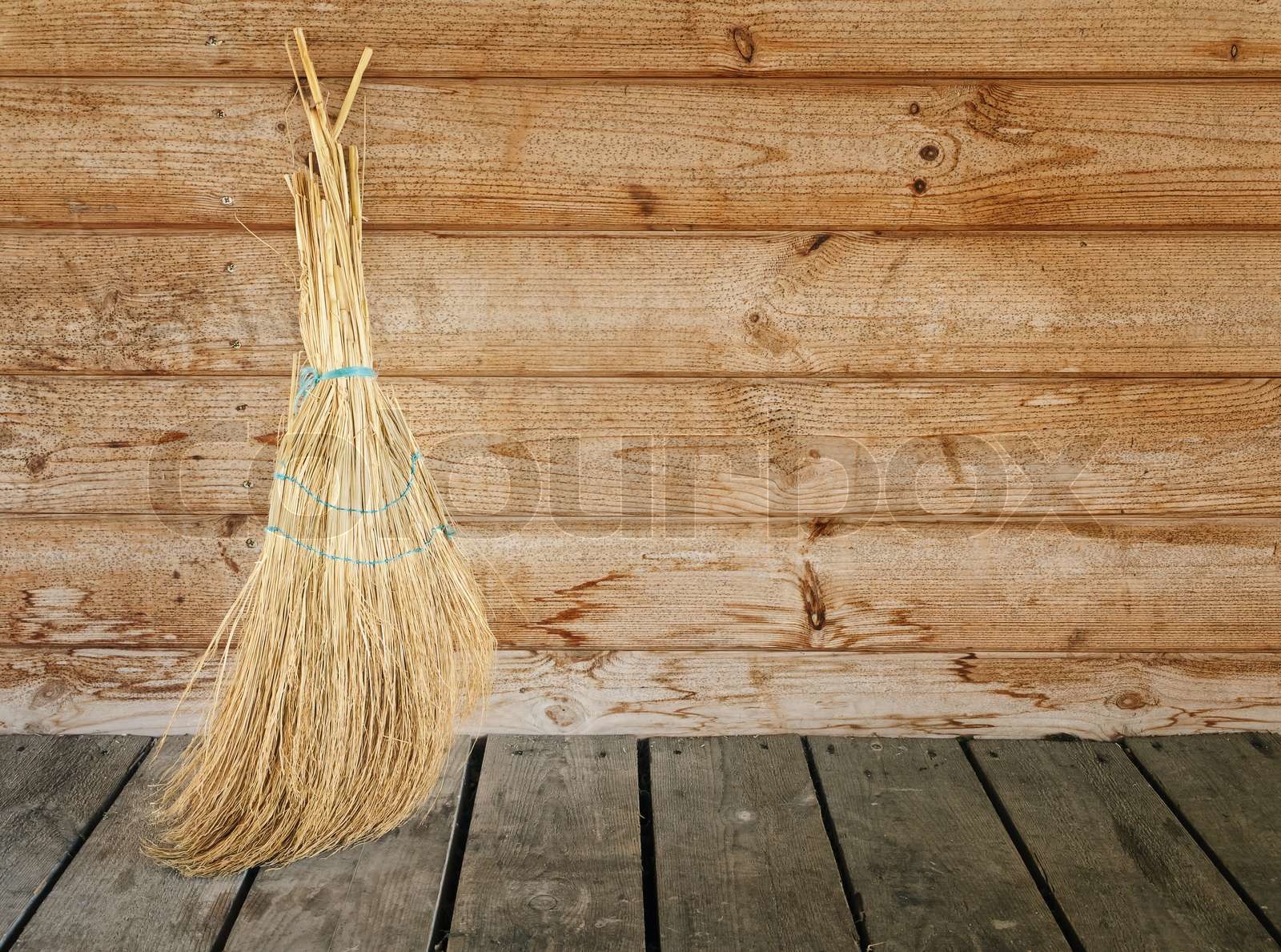 Einzel Besen gegen die alte Holzwand | Stock Bild | Colourbox
