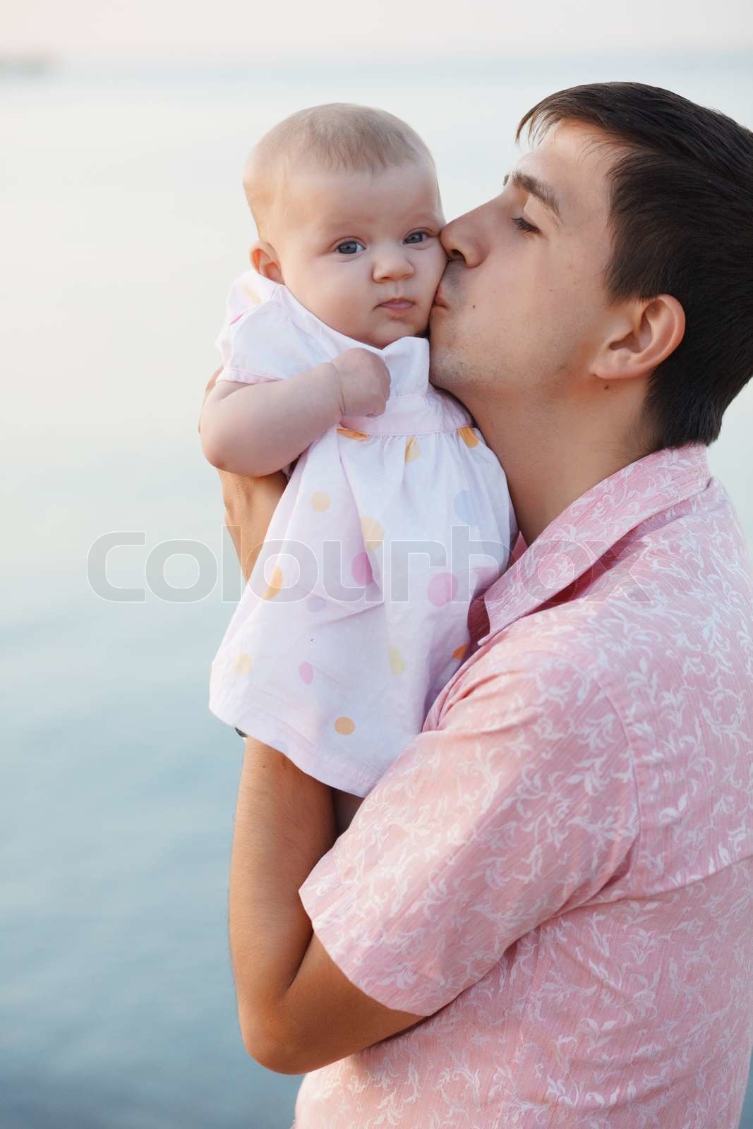 Junge Vater küsst seine Säugling Baby | Stock Bild | Colourbox