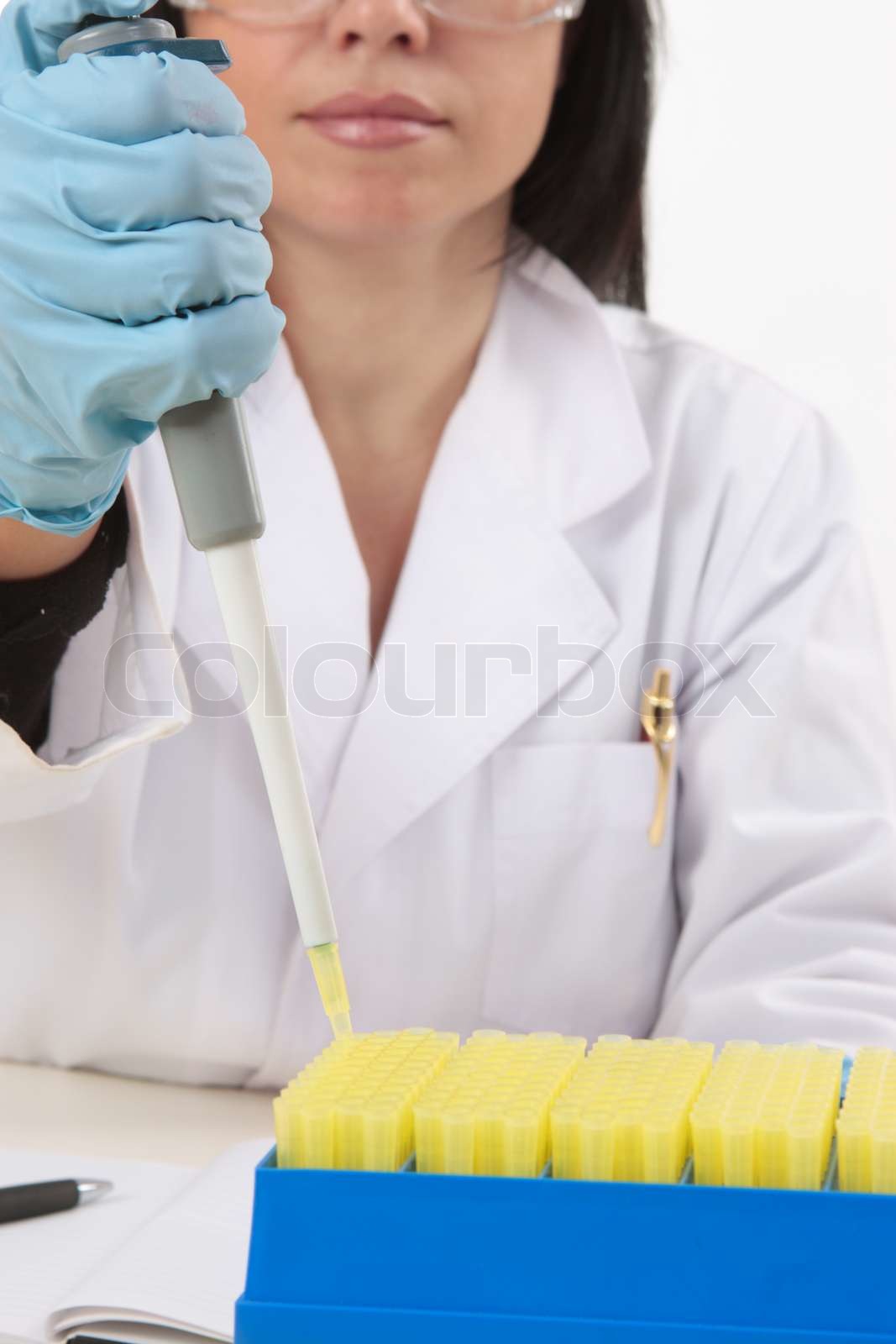 Wissenschaftler, Labor oder Mediziner hob eine Spitze auf pipetteFocus ...