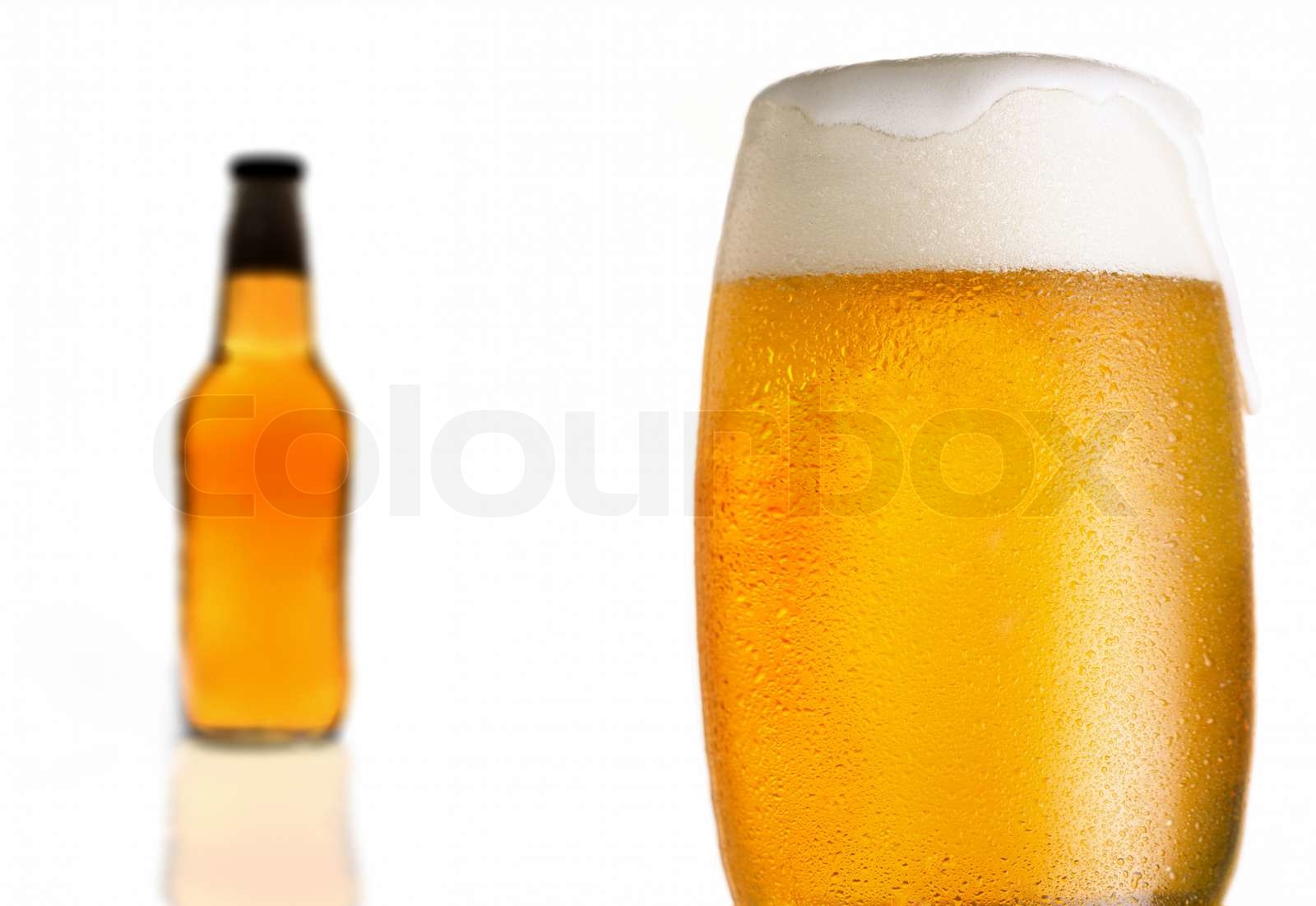 Flasche und Glas mit Bier auf weißem Hintergrund | Stock Bild | Colourbox