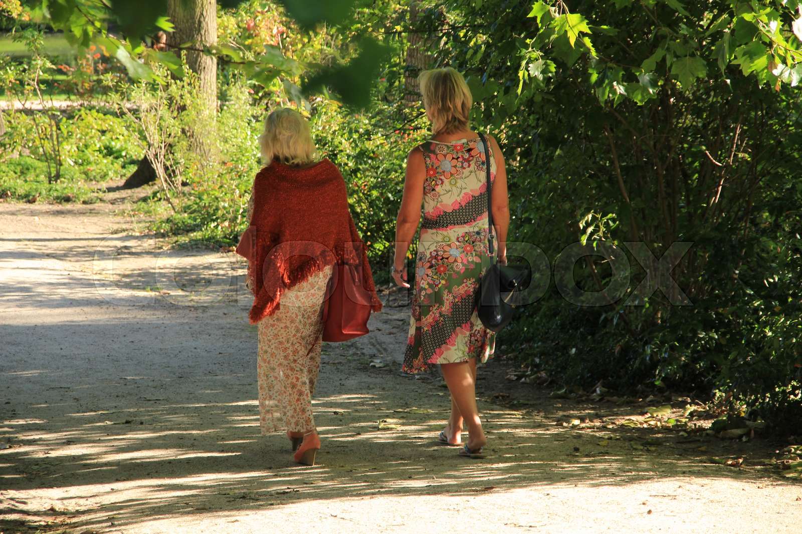 The two ladies discuter their problems in the shadow of the trees in ...