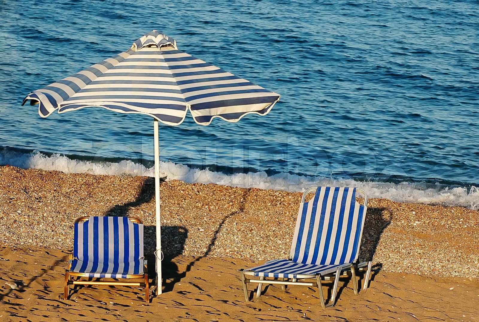 Liegen und Sonnenschirme am Strand - Rhodos, Griechenland | Stock Bild ...