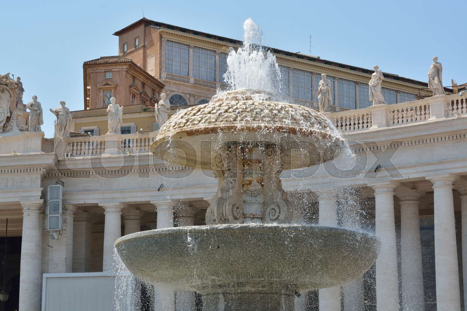 Springvand på Peterspladsen foran Peterskirken i Rom, Italien | Stock ...