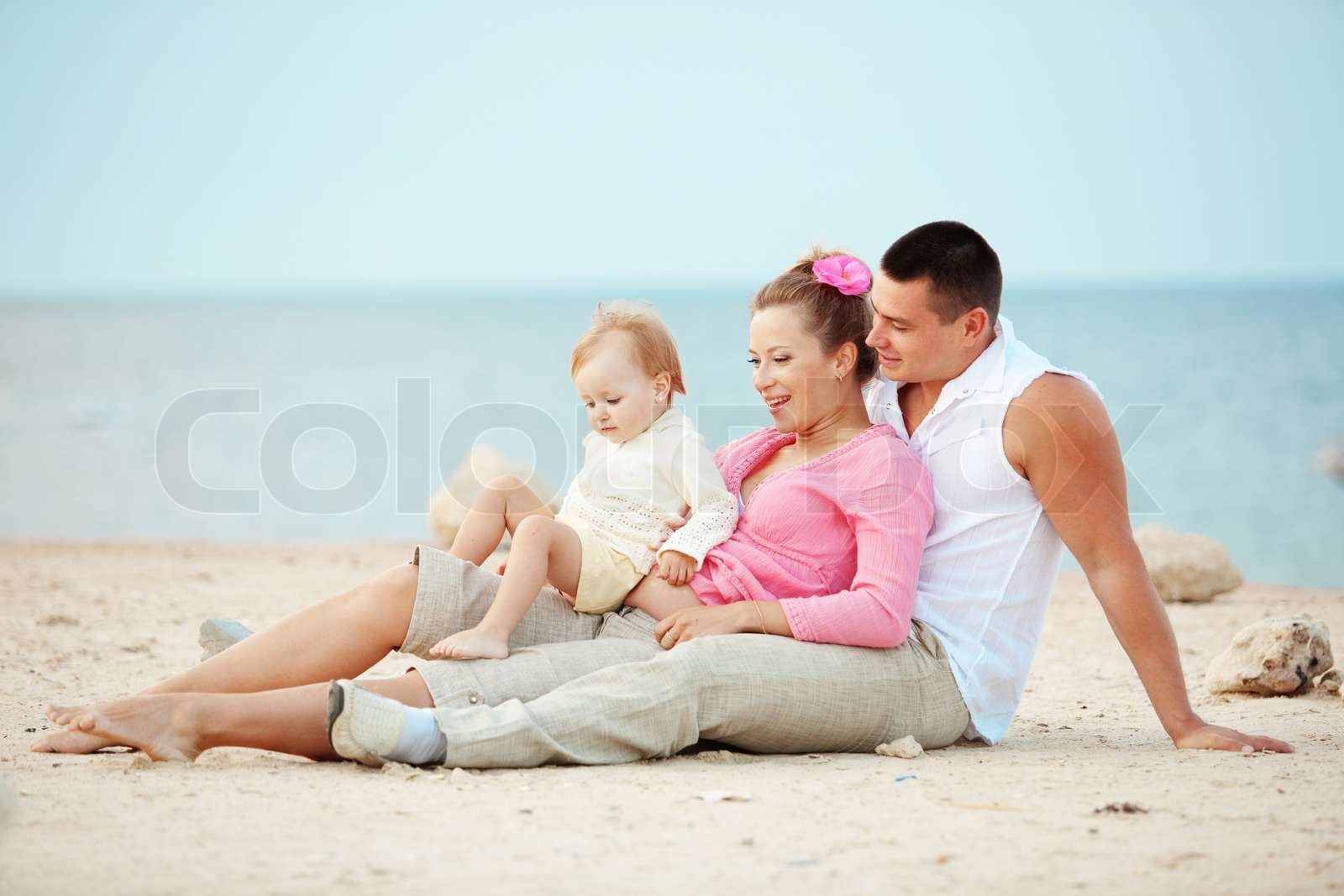 Portrait Ofl Junge Glückliche Eltern Mit Kind Am Strand Stock Bild 5436