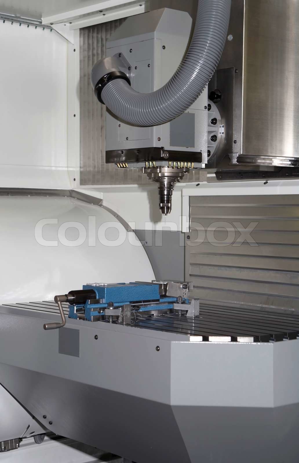 Industrie- Arbeitsplatz mit millcut Maschine inklusive Fräskopf | Stock ...