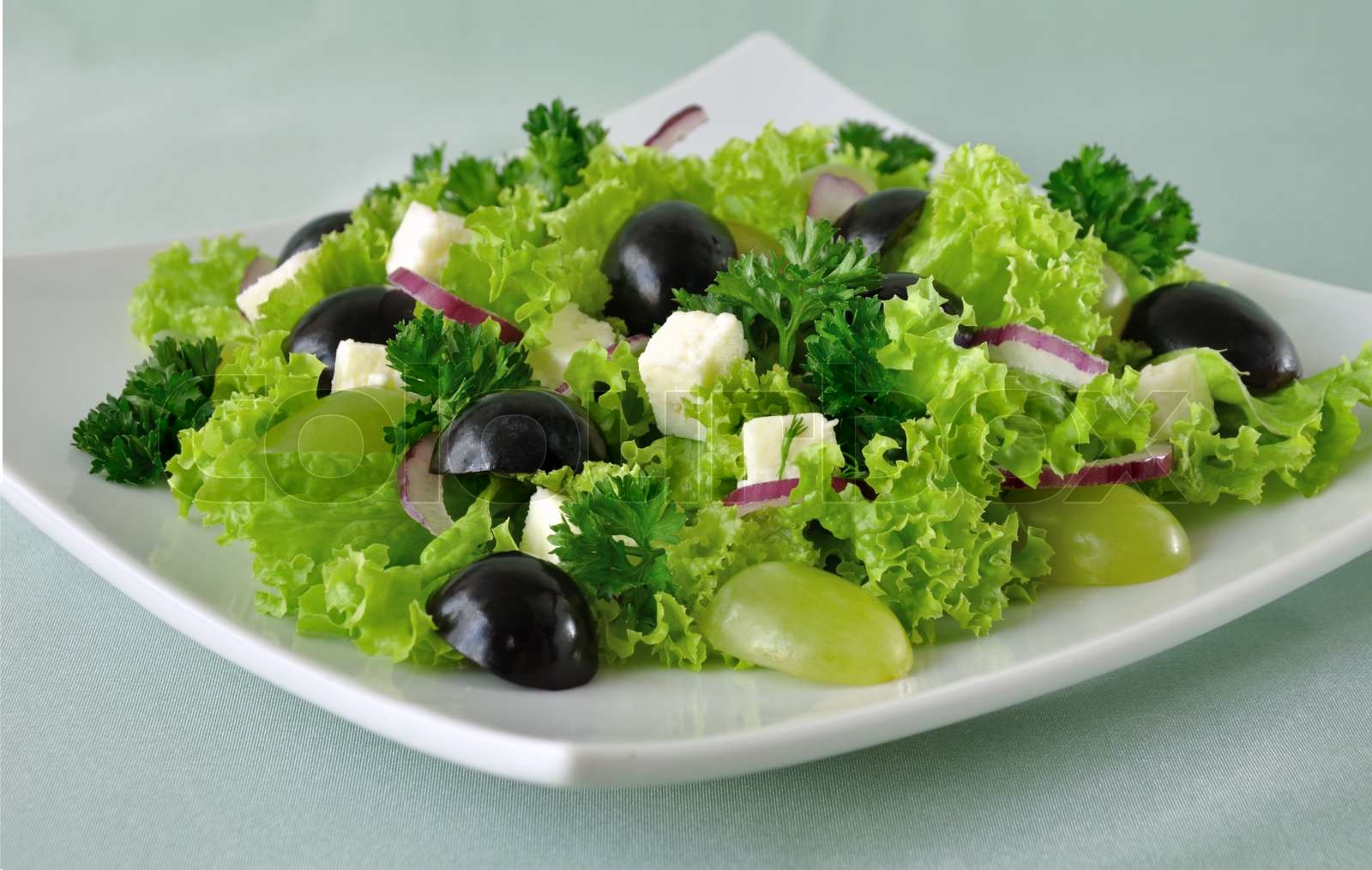 Salat af salat med ost og druer af forskellige sorter | Stock foto ...