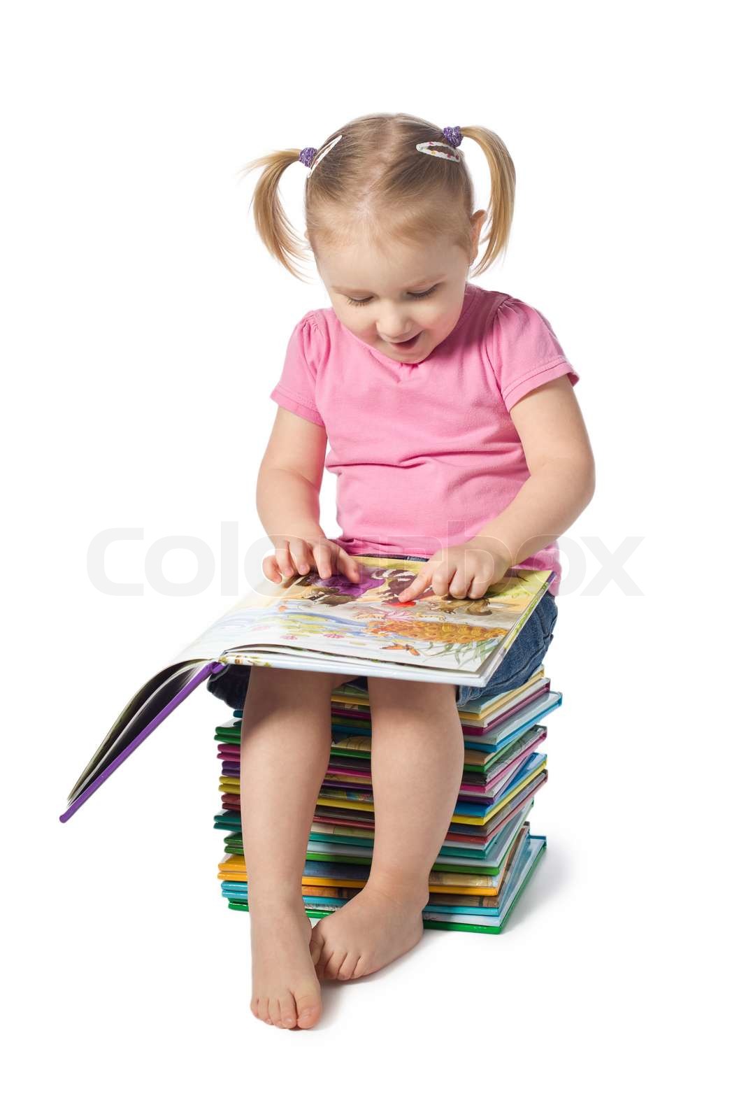 ein kleines Kind liest ein Buch | Stock Bild | Colourbox