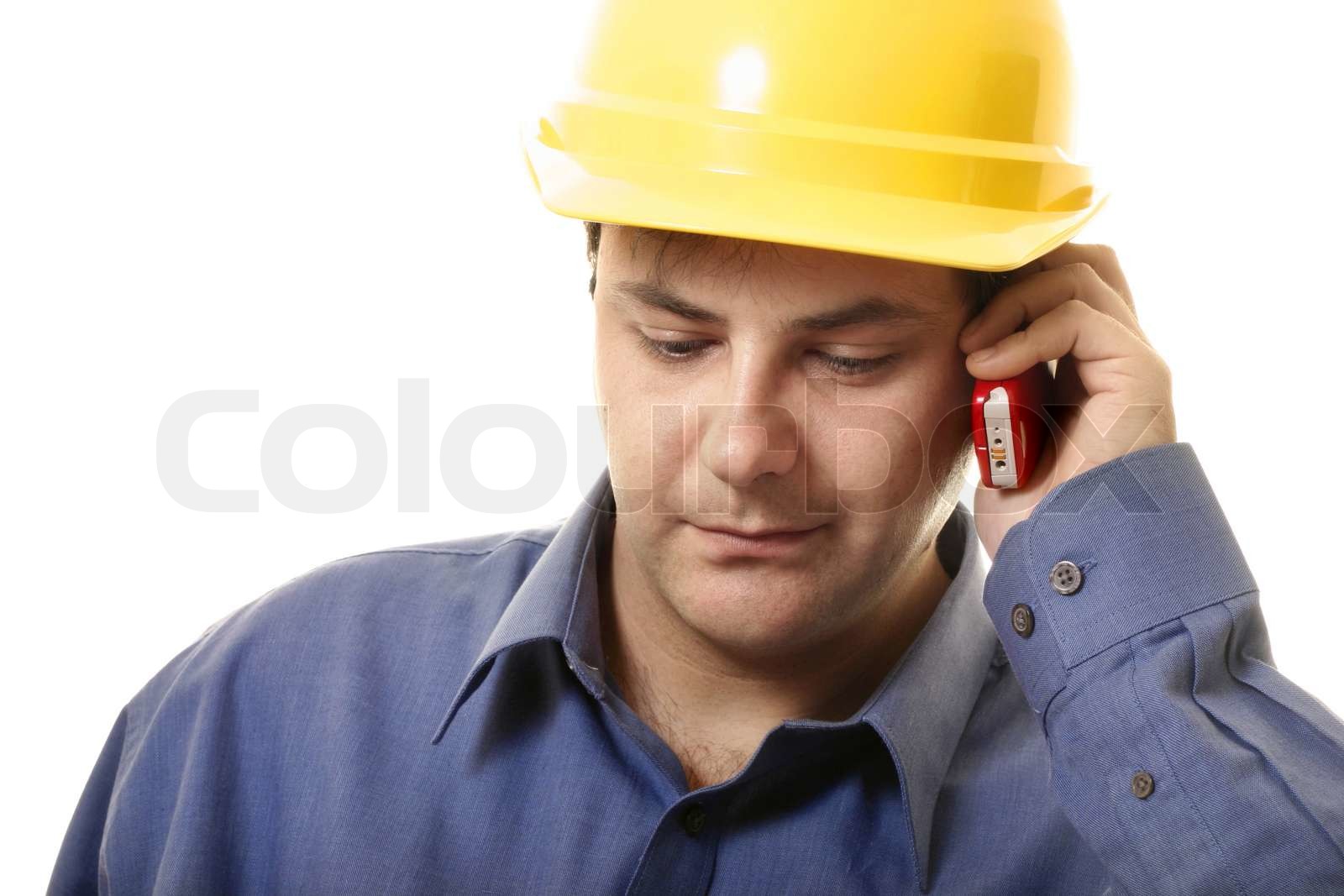 Ein Mann nimmt einen Anruf auf seinem Handy | Stock Bild | Colourbox