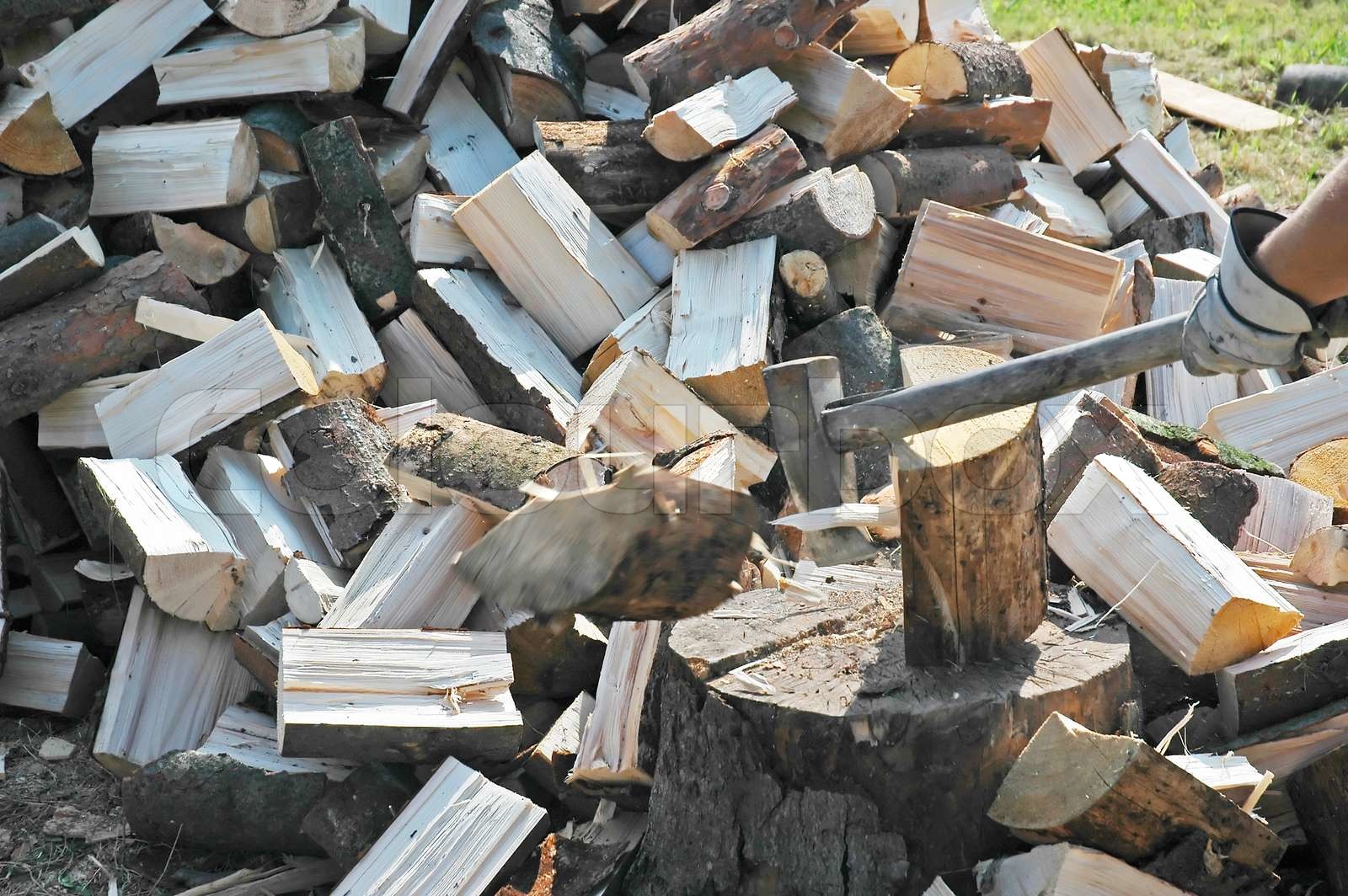 Holzhacken - Kraftstoff und Axt | Stock Bild | Colourbox