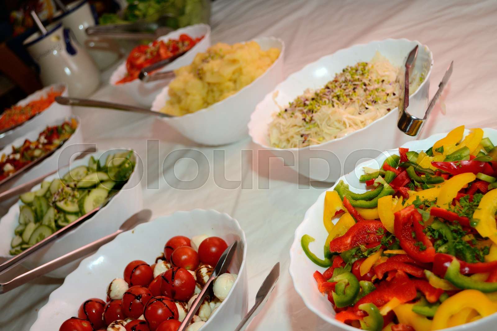 Auswahl am Salatbuffet | Stock Bild | Colourbox