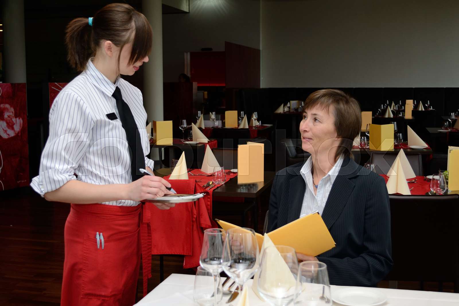 Kellnerin nimmt Bestellung auf | Stock Bild | Colourbox