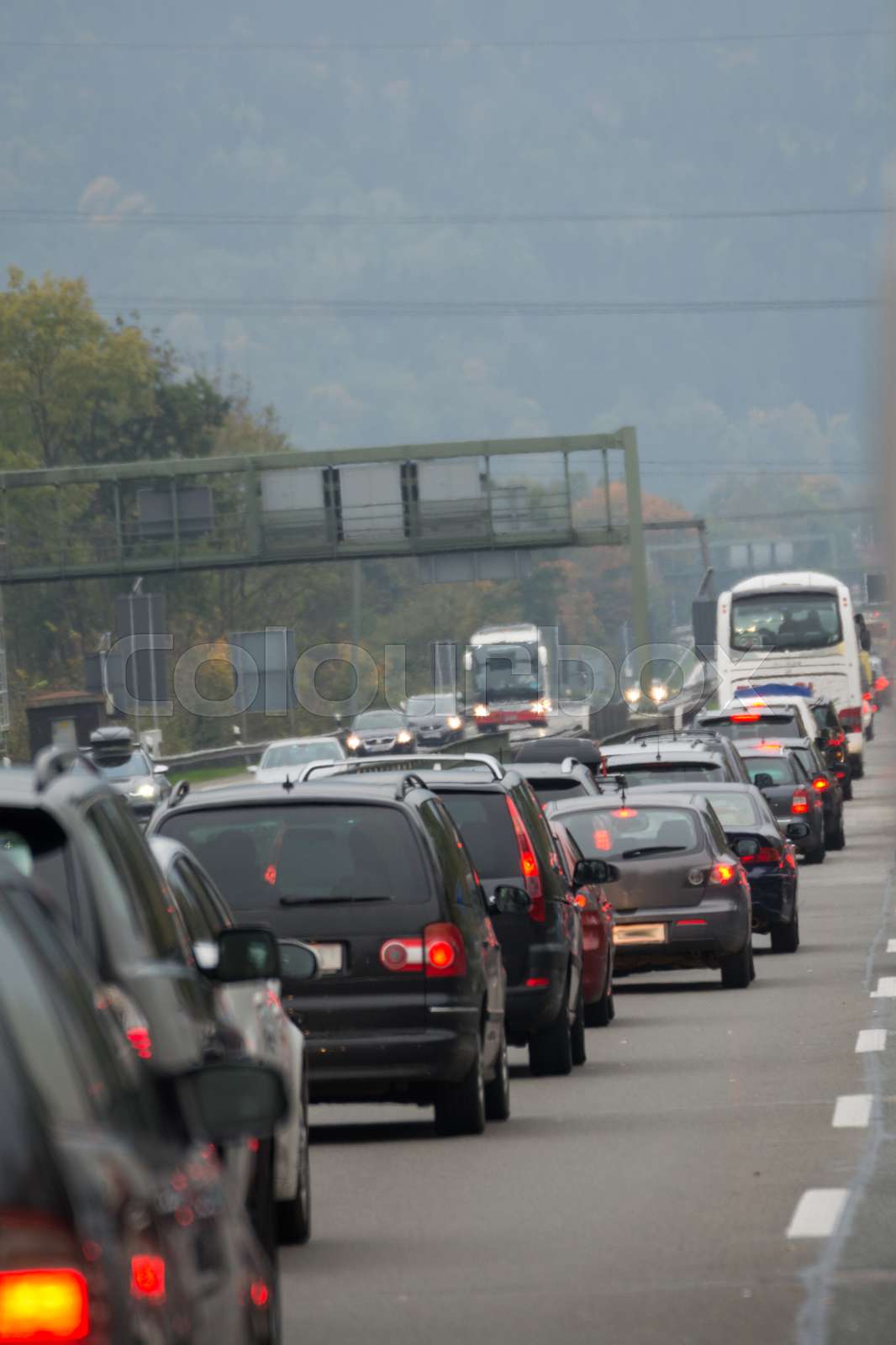 zahlreiche Autos stehen im Stau | Stock Bild | Colourbox