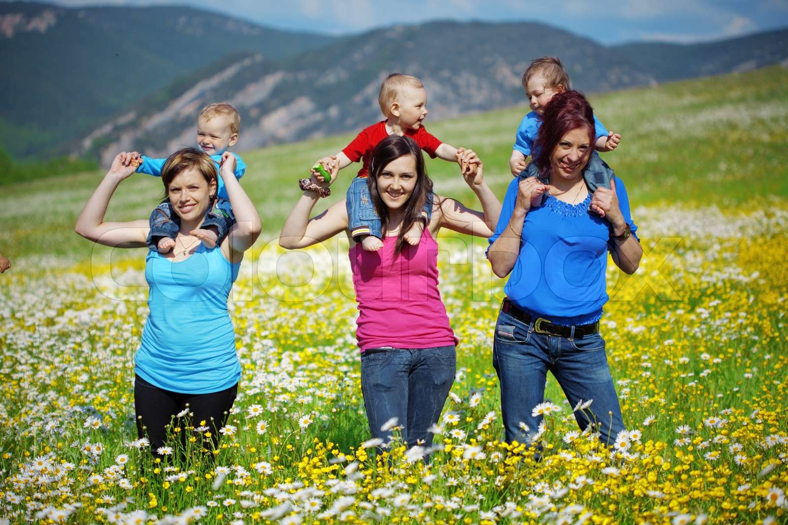 Mütter mit Kindern in Blumenwiese | Stock Bild | Colourbox