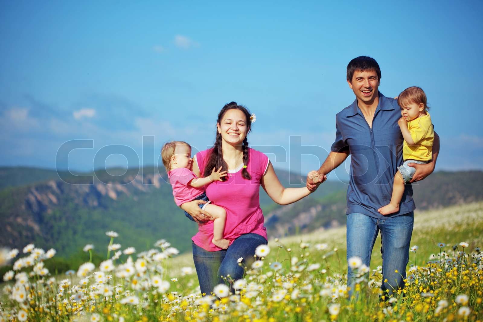 Glad ung familie med tvillinger hvilende udendørs | Stock foto | Colourbox