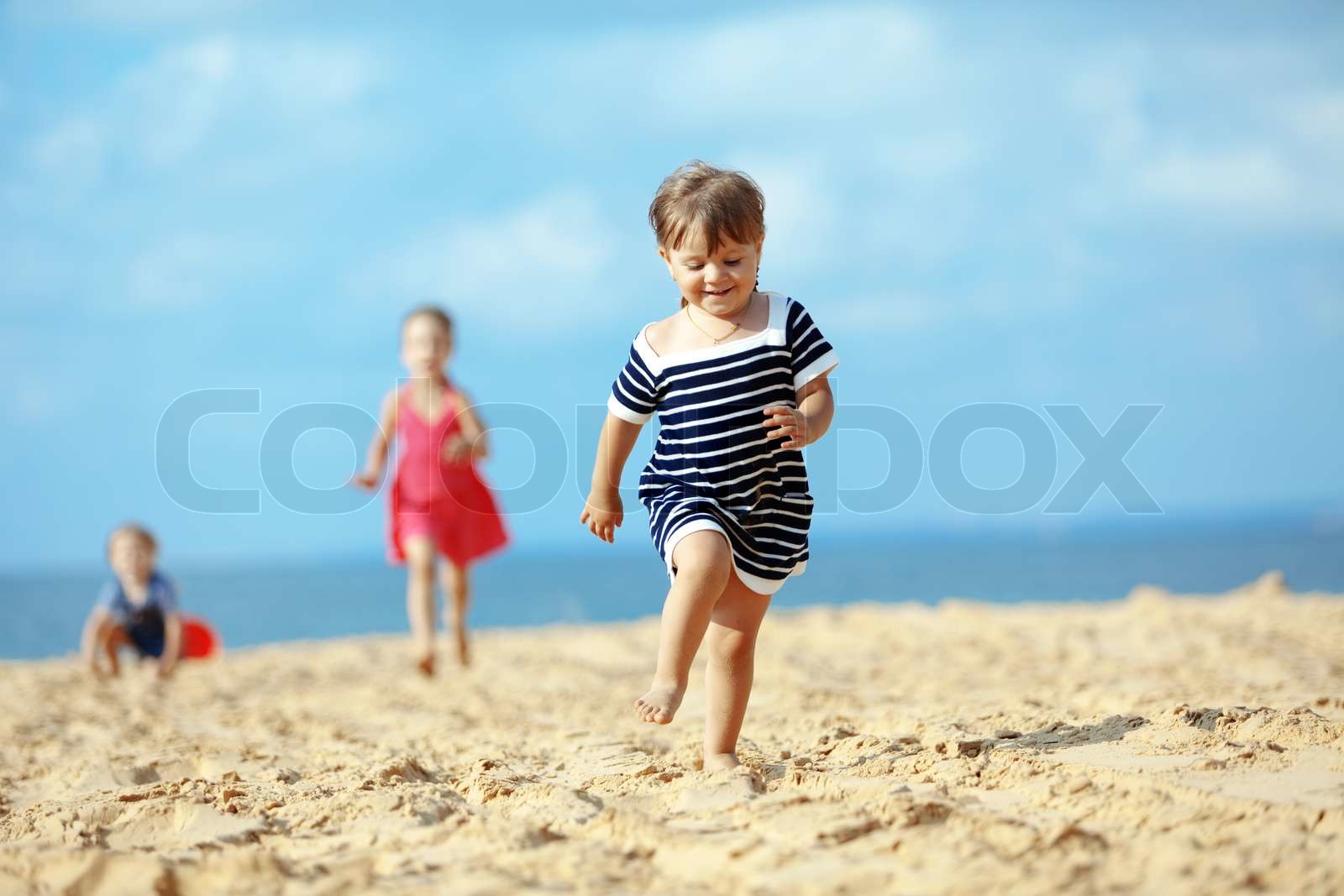Kinder spielen im Sand laufen am Strand | Stock Bild | Colourbox