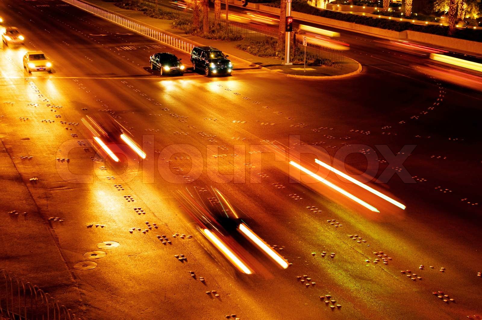 Fließenden Verkehr und Auto Lichter am Abend | Stock Bild | Colourbox