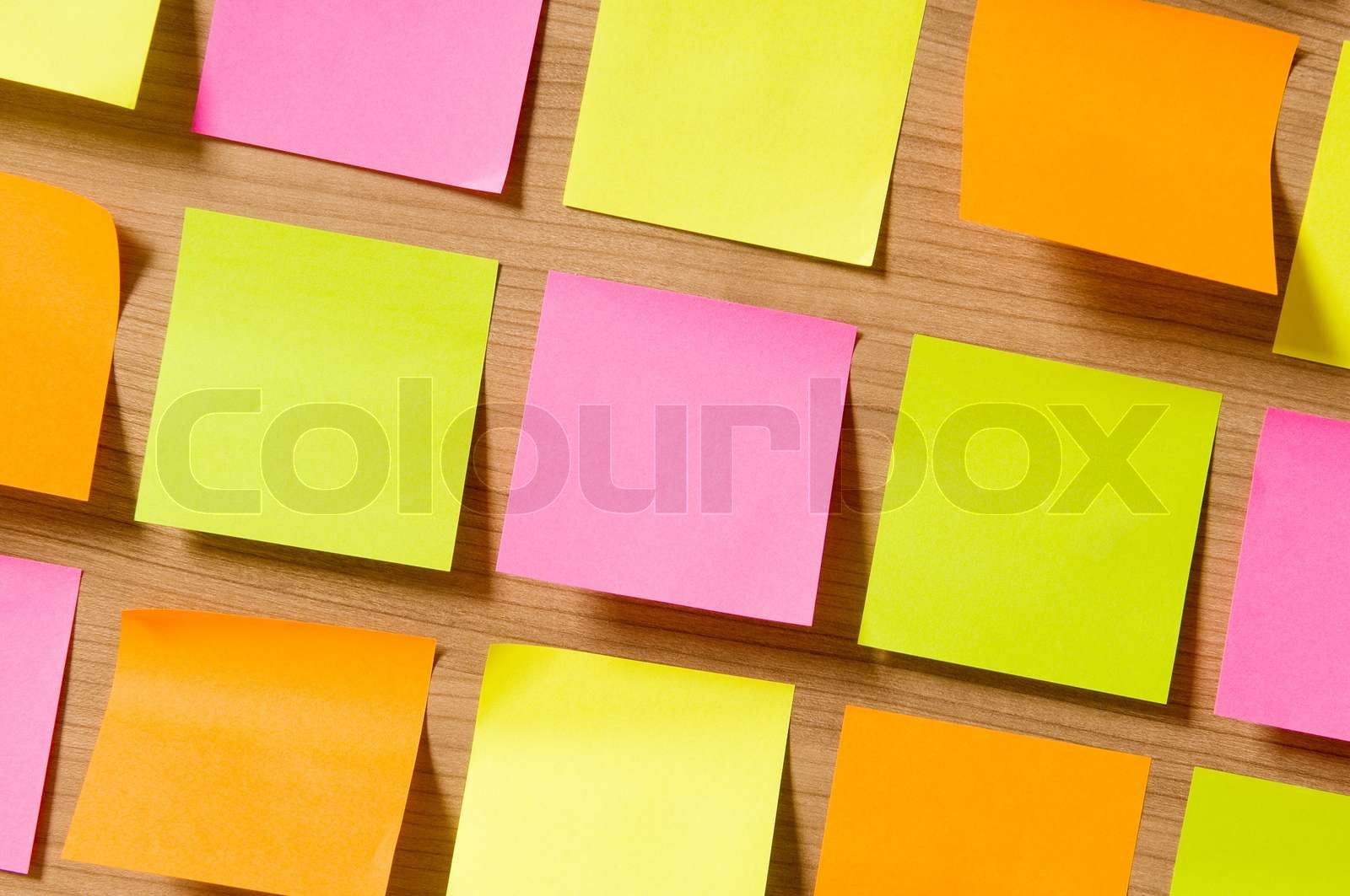 Viele Notizen auf dem hölzernen Hintergrund | Stock Bild | Colourbox