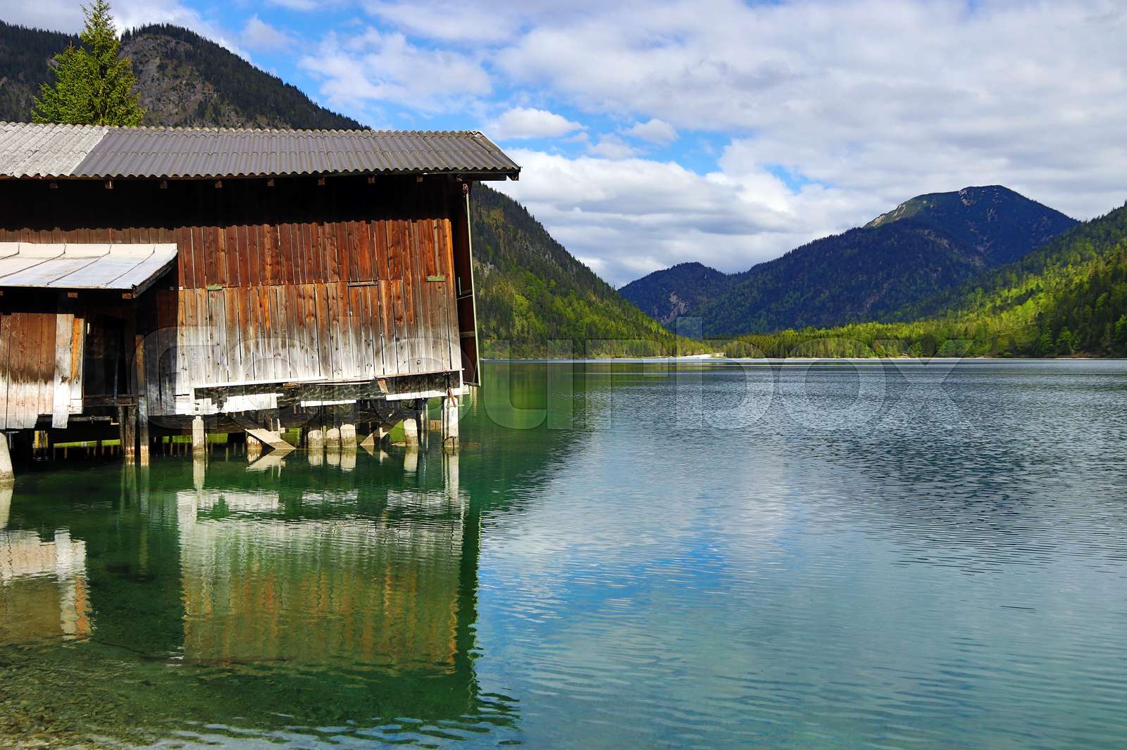 Eine Fischerhütte am Plansee in Österreich | Stock Bild | Colourbox
