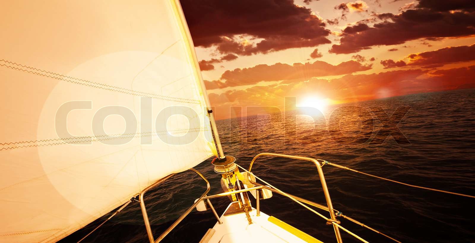 Romantischer Sonnenuntergang und Segelboot , dramatischen Himmel mit ...