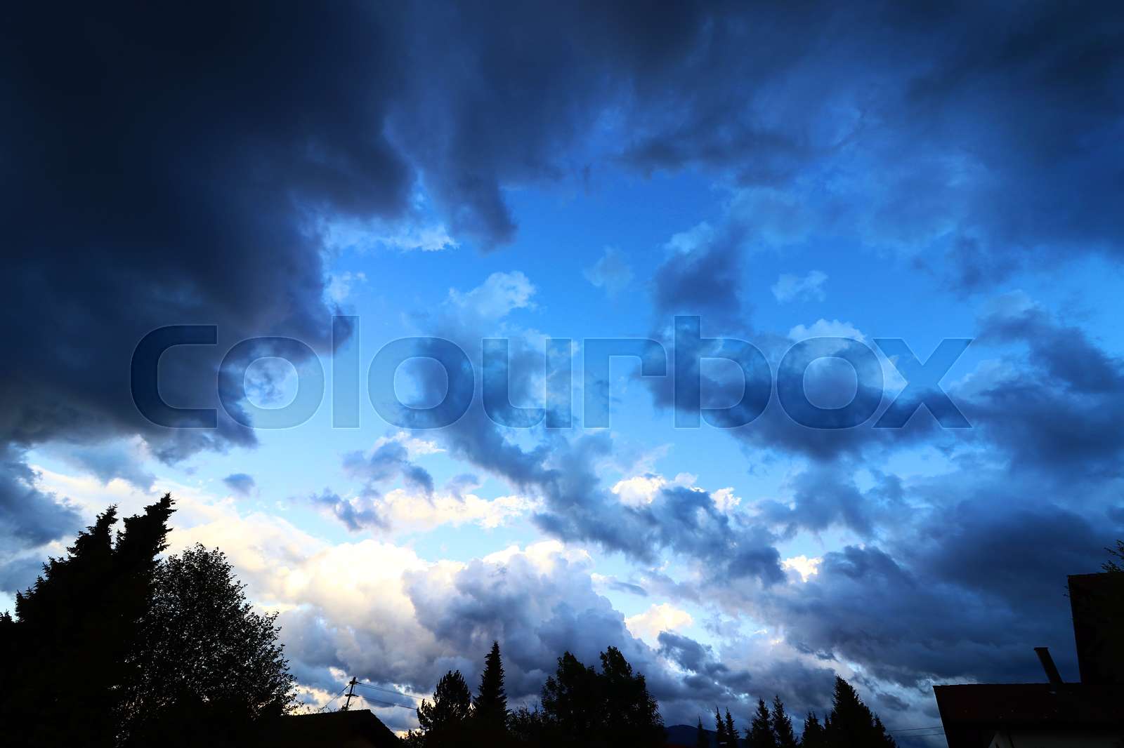 Dunkle Regenwolken am Himmel | Stock Bild | Colourbox