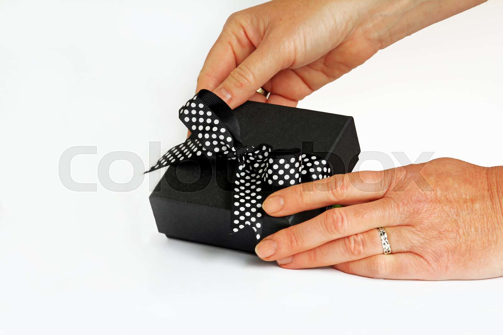 Das hübsche Geschenk mit der Schleife | Stock image | Colourbox