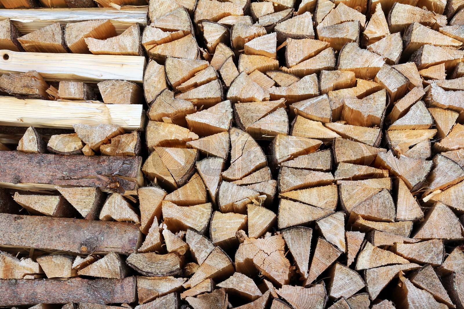 Aufgeschichtetes Brennholz. Holzscheite an einer Wand | Stock Bild ...