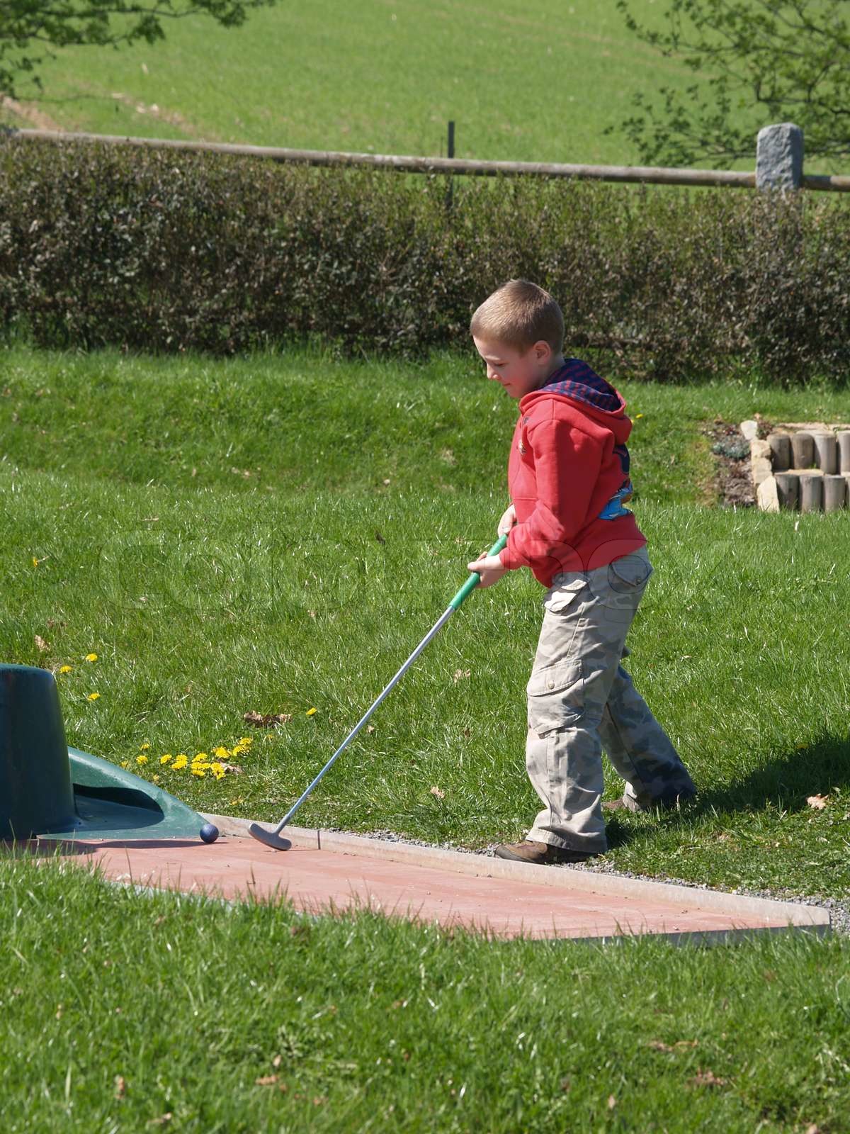 Lille dreng spille golf på ferie | Stock foto | Colourbox