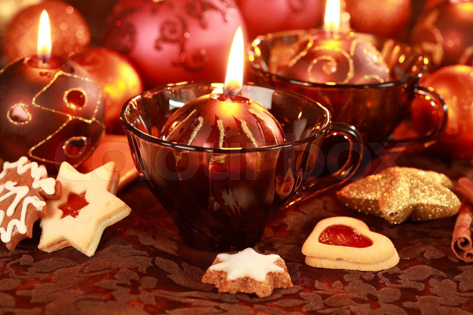 Weihnachten Stilleben mit Kerzen und Kekse in Braun und Rot-Ton | Stock ...