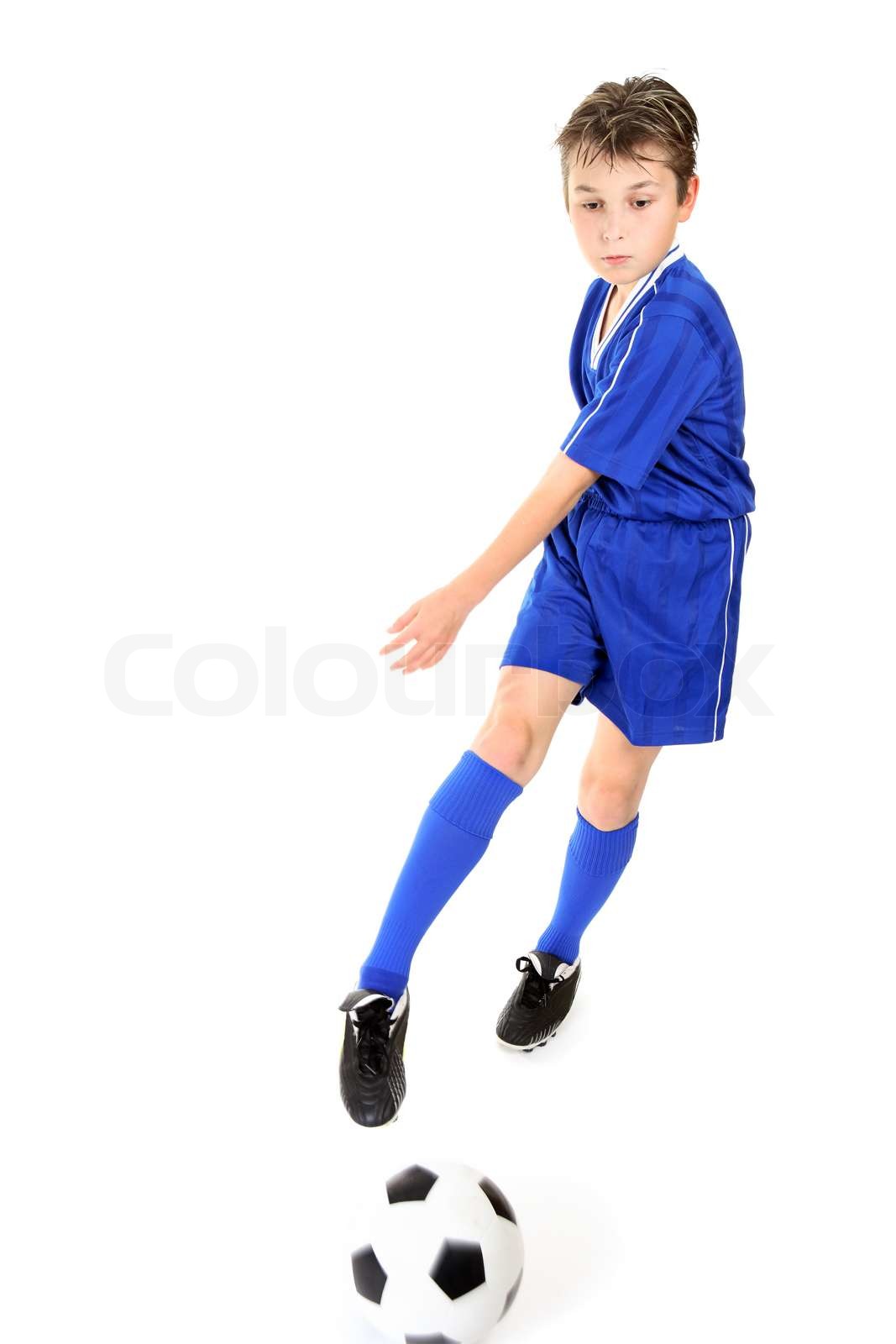 Child sparke eller manøvrering en fodbold ballMotion til bolden og ...