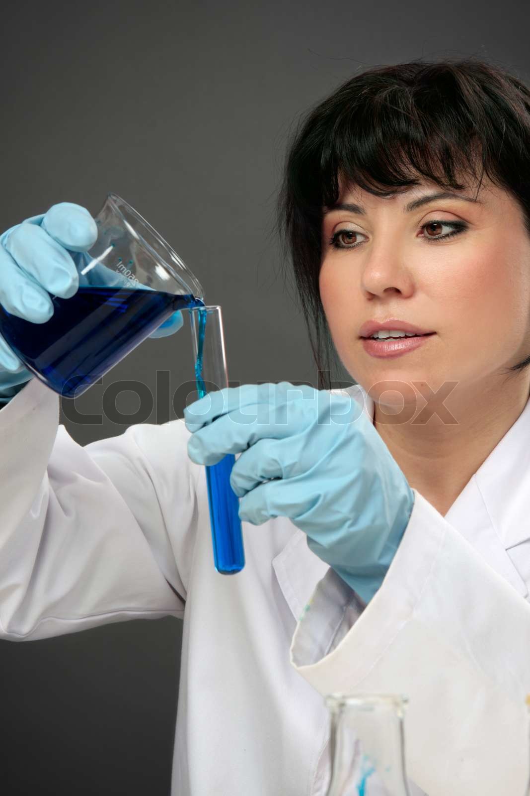 Laboratory videnskabsmand eller kemiker ved hjælp af et bægerglas og ... Laboratory videnskabsmand eller kemiker ved hjælp af et bægerglas og ...