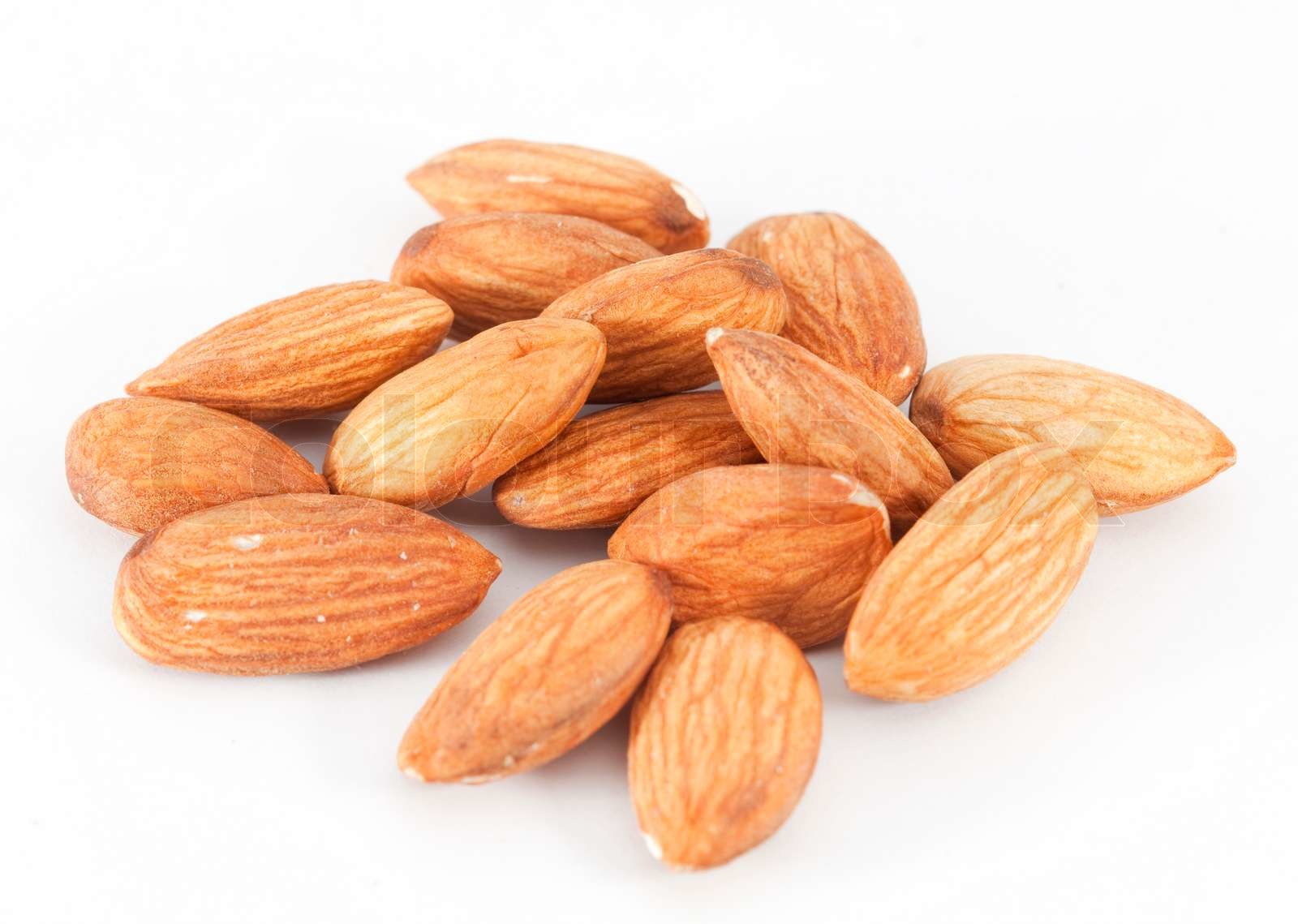 Pile von Mandeln auf dem weißen Hintergrund | Stock Bild | Colourbox