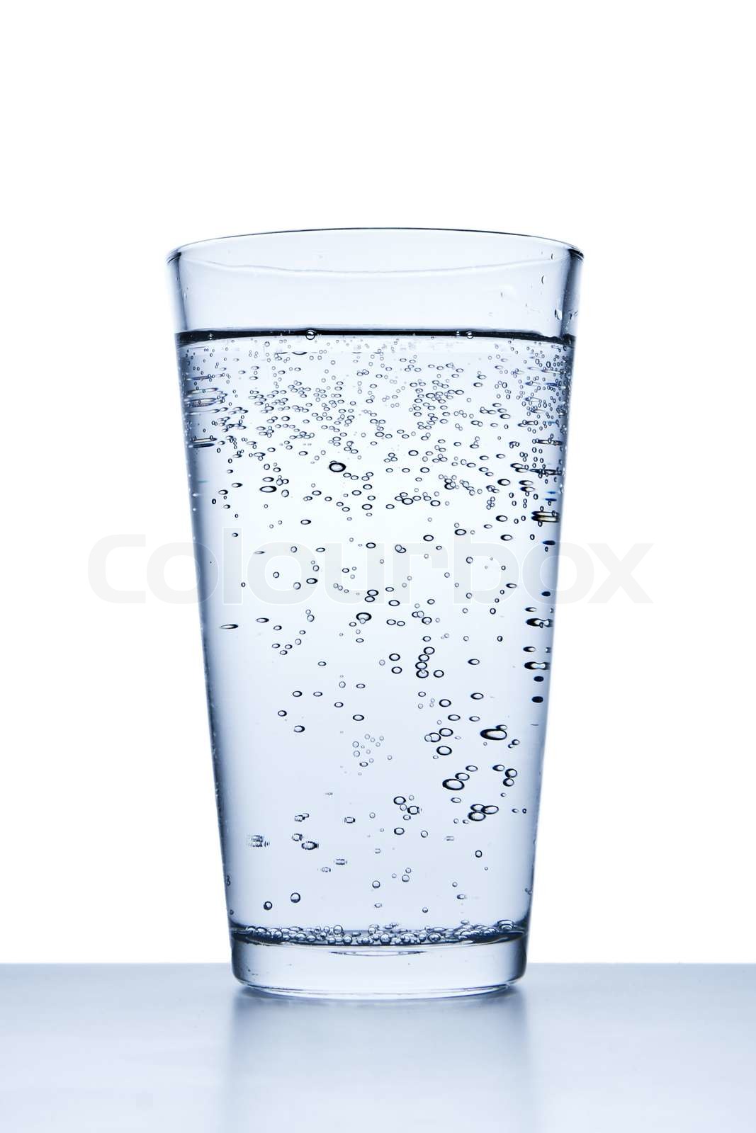 Glas mit Wasser auf weißem Hintergrund gefüllt | Stock Bild | Colourbox