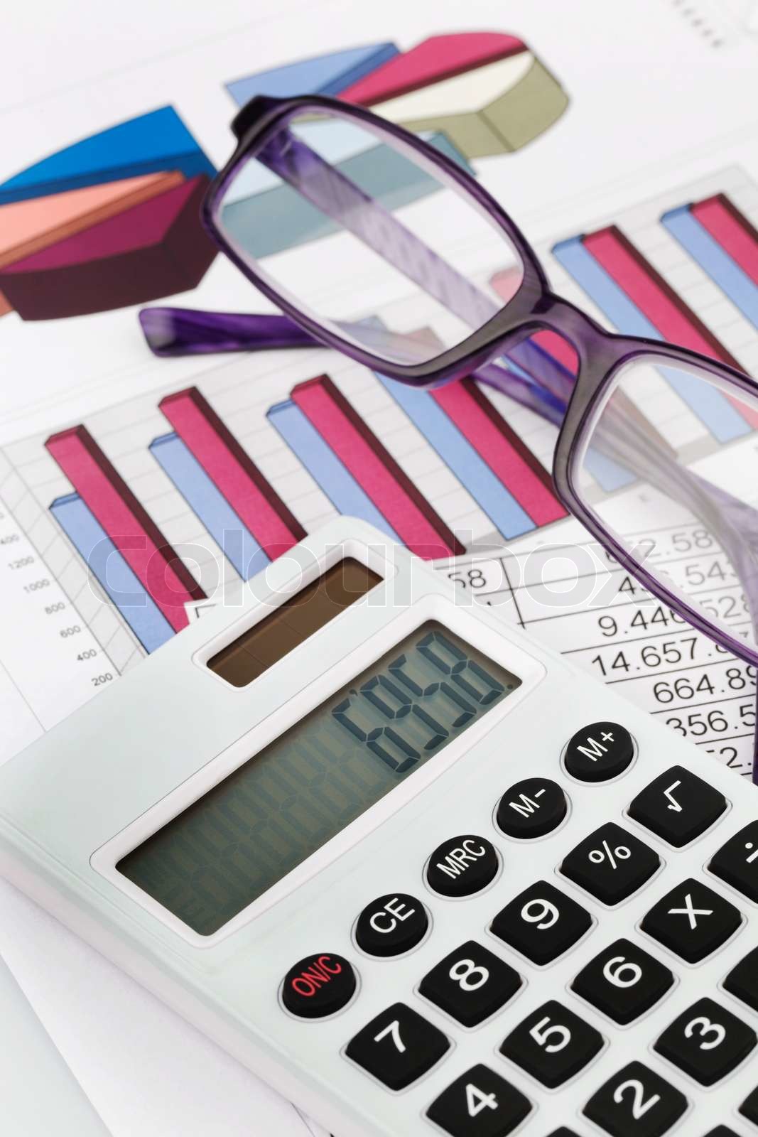 ein Rechner mit Grafiken einer Bilanz Umsatz, Gewinn -und ...